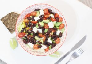 Salade mexicaine (haricots, avocat, tomate, feta) - Alice Pégie Cuisine