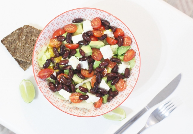 Salade mexicaine (haricots, avocat, tomate, feta) - Alice Pégie Cuisine
