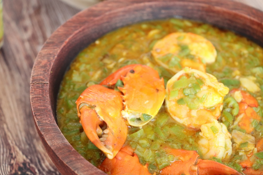 Sauce gombo aux crevettes et poisson fumé (recette togolaise) - Alice ...